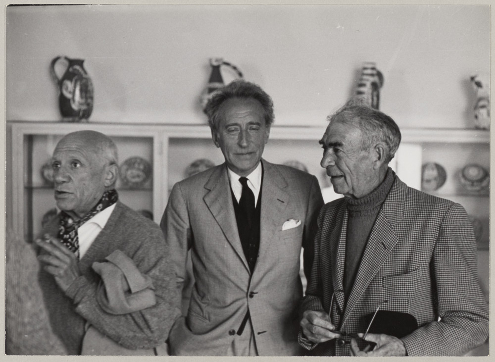 Pablo Picasso, Jean Cocteau et Pierre Brune dans la salle des céramiques du…